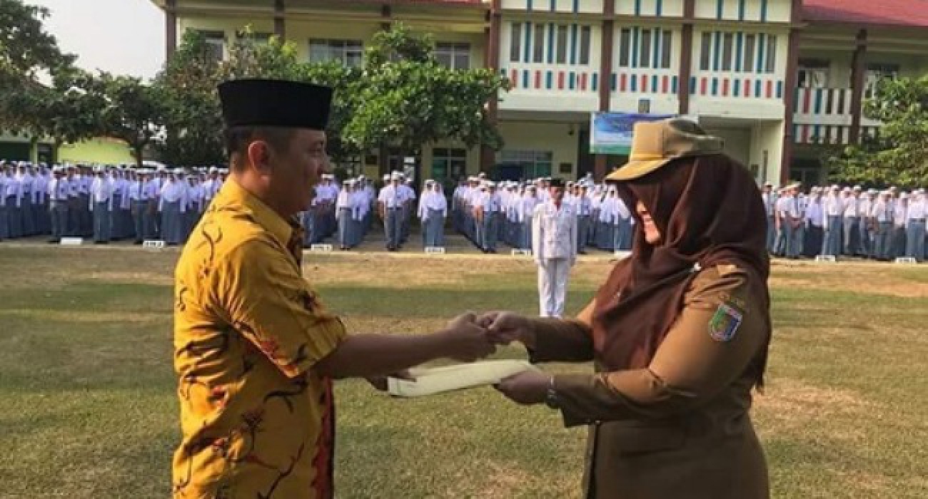 SMAN 1 METRO LAMPUNG - Penyerahan siswa baru dari orang tua ke pihak ...